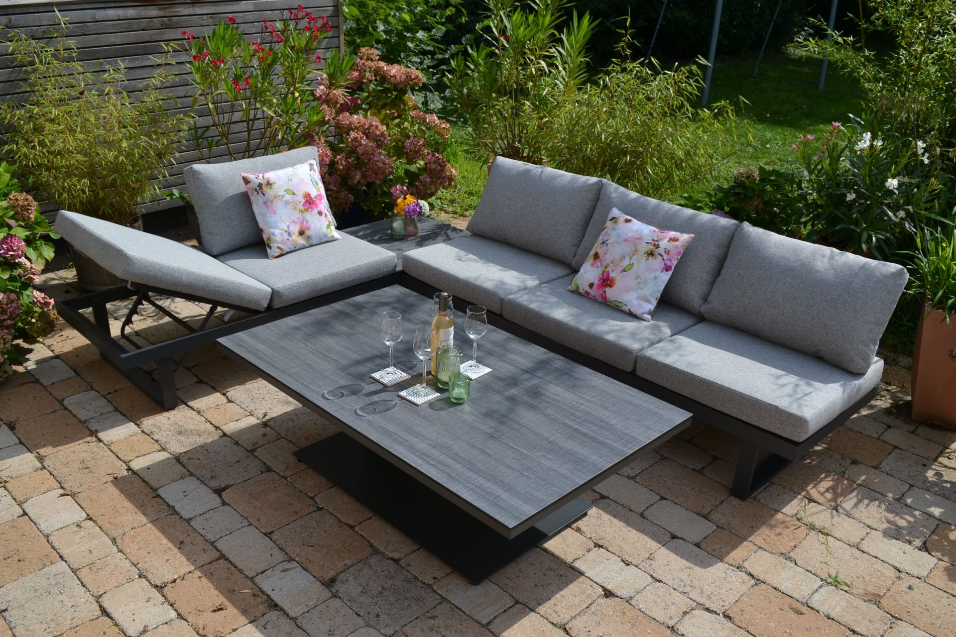 Gartenlounge Mit Hohenverstellbarem Tisch